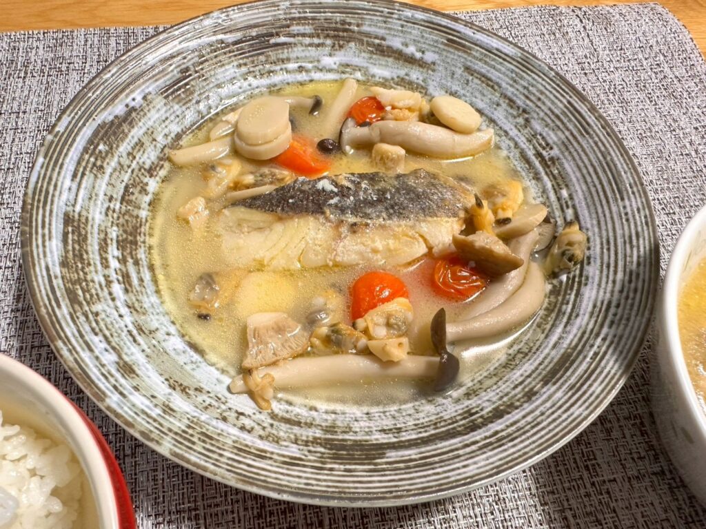 【お家ごはん】真鱈のアクアパッツァと豚肉と白菜の味噌スープ - BeeLife【びーらいふ】